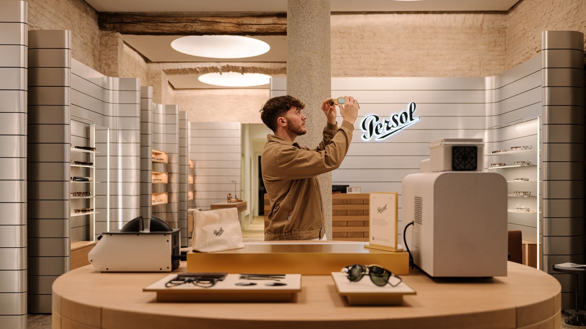 Un style intemporel, un soin durable : Persol s’engage pour un avenir ...